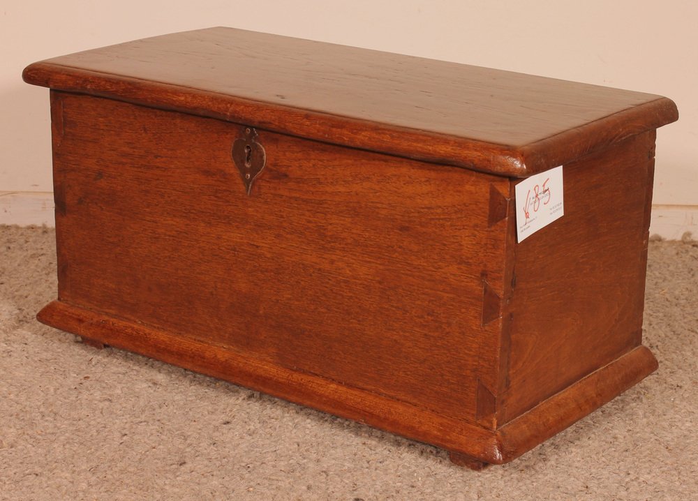 Small Colonial Chest, 1700s for sale at Pamono