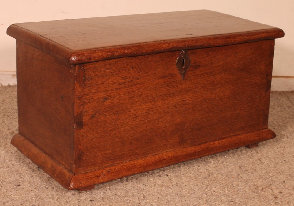 Small Colonial Chest, 1700s for sale at Pamono