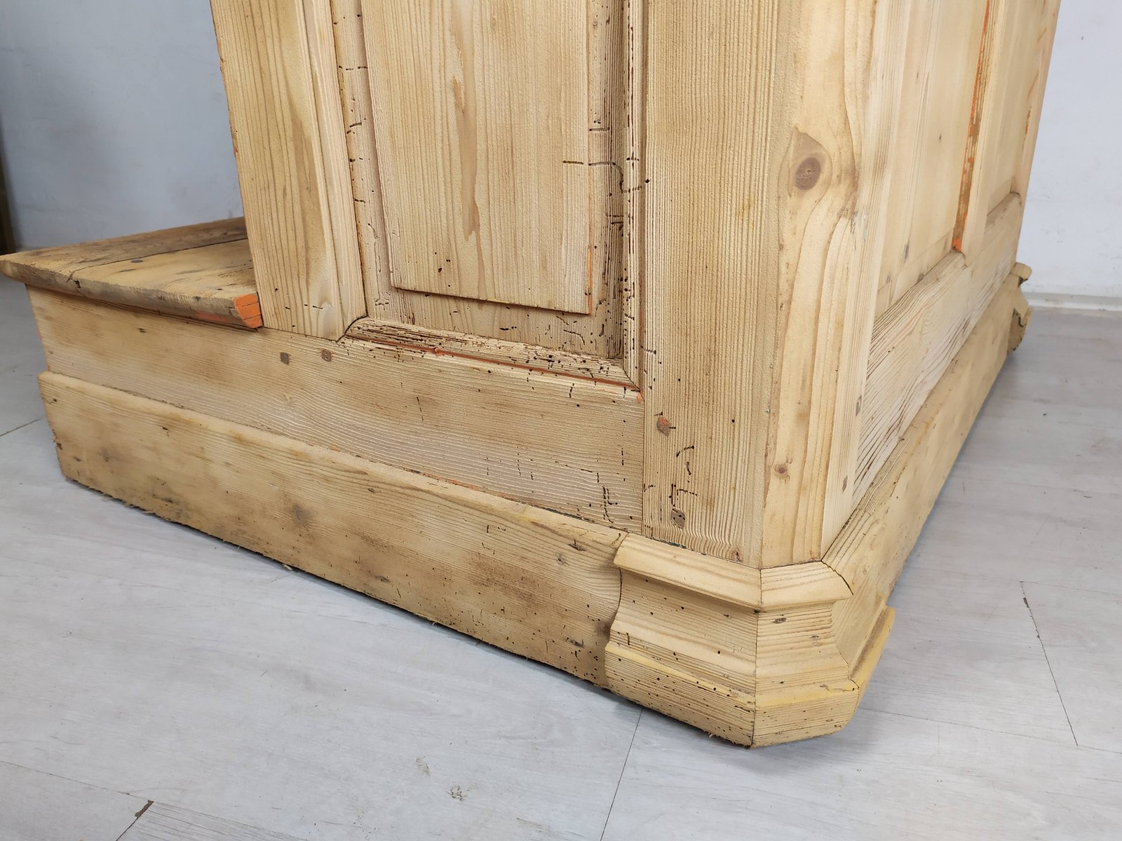 Decapped Fir Tree Counter for sale at Pamono