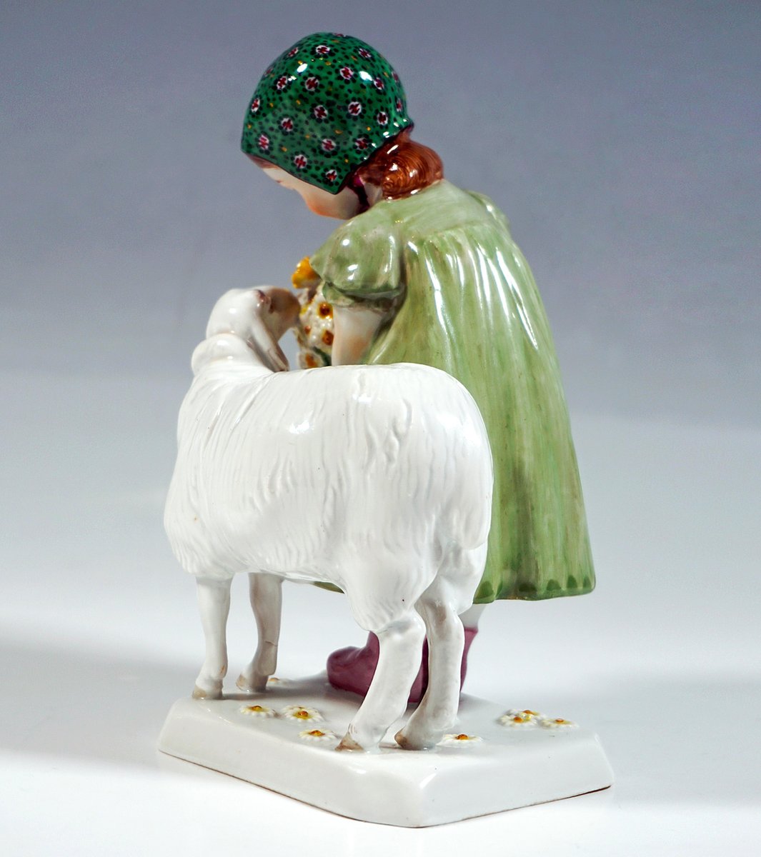 Jugendstil Mädchen mit Schaf und Blumen Figur von Max Bochmann für ...
