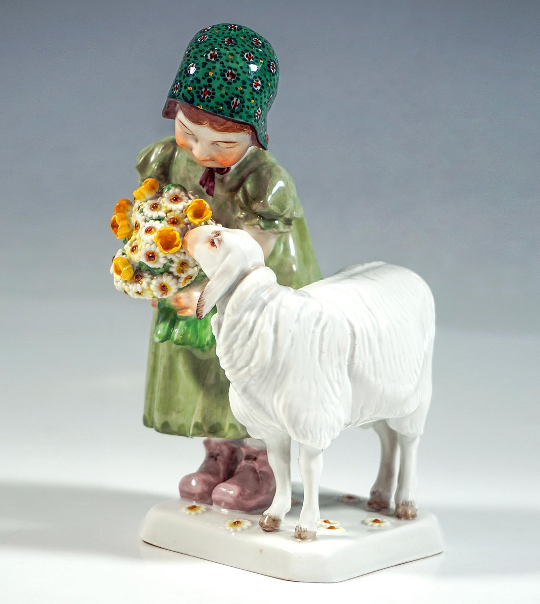 Jugendstil Mädchen mit Schaf und Blumen Figur von Max Bochmann für ...
