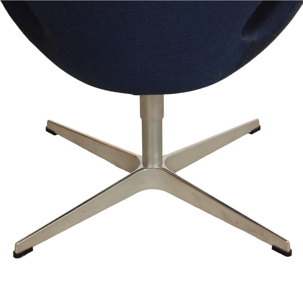 Swan Chair in Blue Fabric by Arne Jacobsen for sale at Pamono