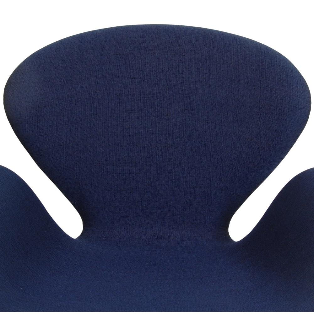 Swan Chair in Blue Fabric by Arne Jacobsen for sale at Pamono