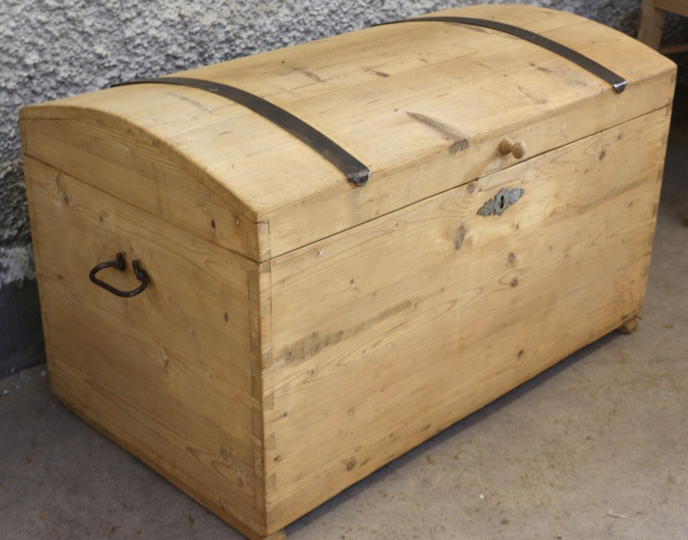 Antique Wooden Chest, 1919 for sale at Pamono