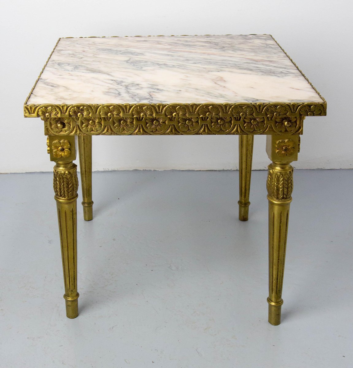 Französischer Quadratischer Beistelltisch im Louis XVI Stil aus Messing & Marmor, 1960 bei ...