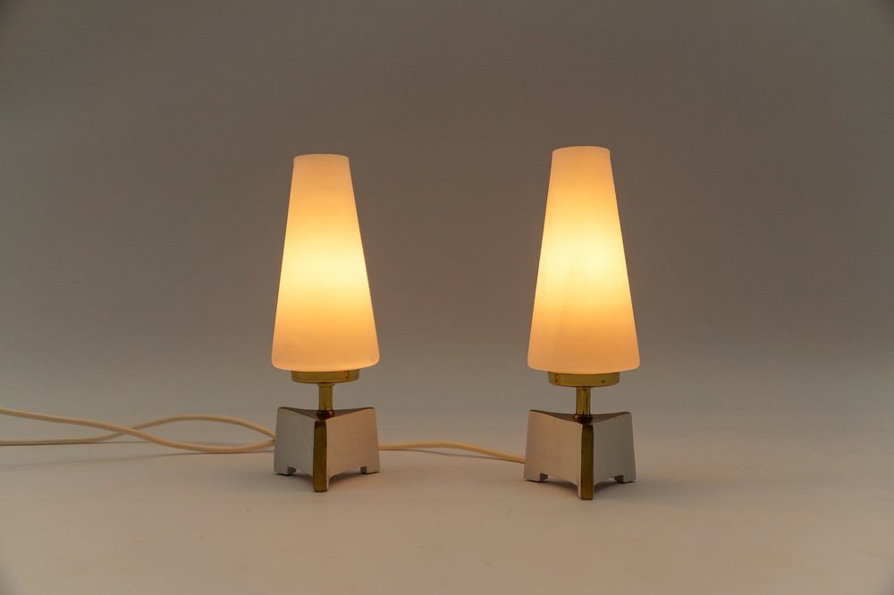 Petite Mid-Century Modern Tischlampen aus massivem Messing & Opalglas ...