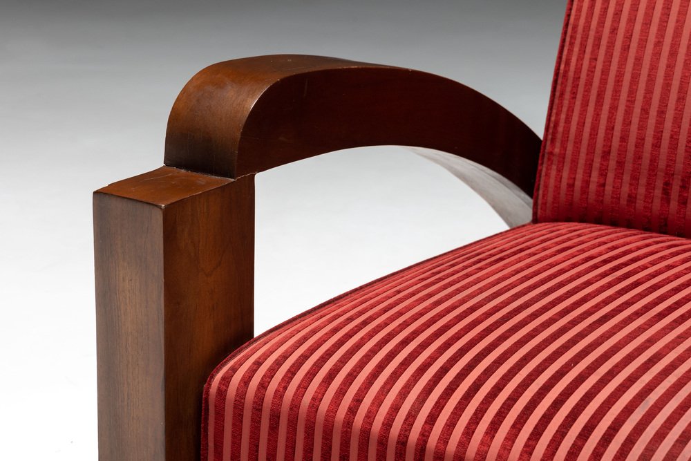 Französisches Art Deco Sofa aus Rot gestreiftem Samt mit Swoosh ...