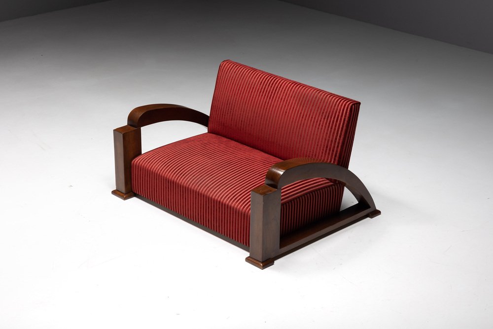 Französisches Art Deco Sofa aus Rot gestreiftem Samt mit Swoosh ...
