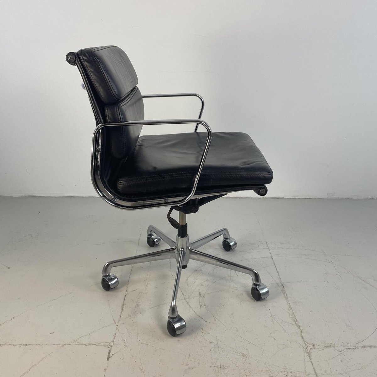 Soft Pad Aluminium Chair in Black Leather by Charles and Ray Eames for ...