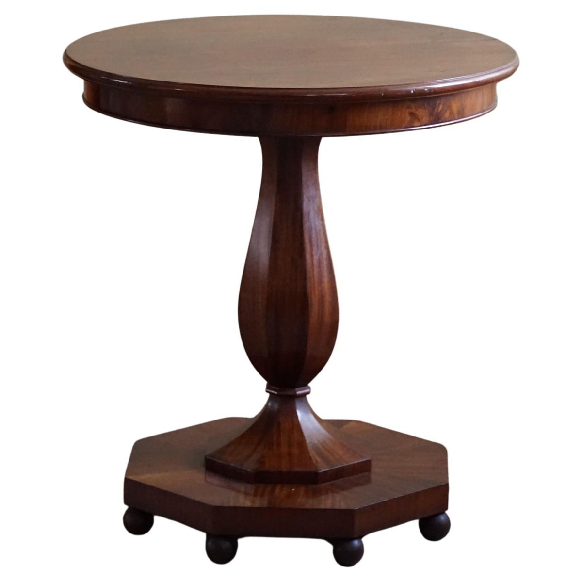 Art Deco Round Pedestal Side Table in Walnut, 1940s for sale at Pamono