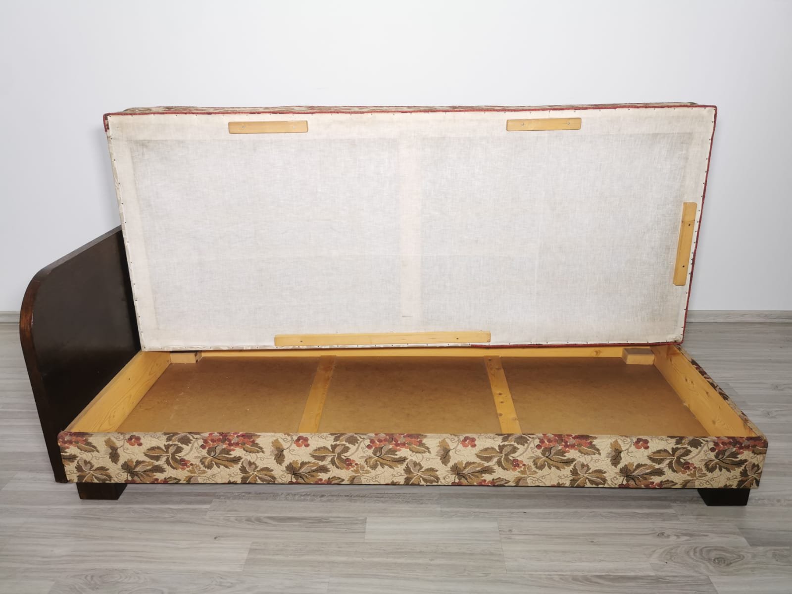 Art Deco Sofa in Fabric for sale at Pamono