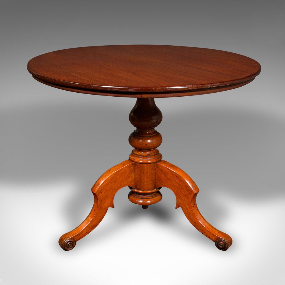 English Victorian Dining or Display Table in Walnut for sale at Pamono