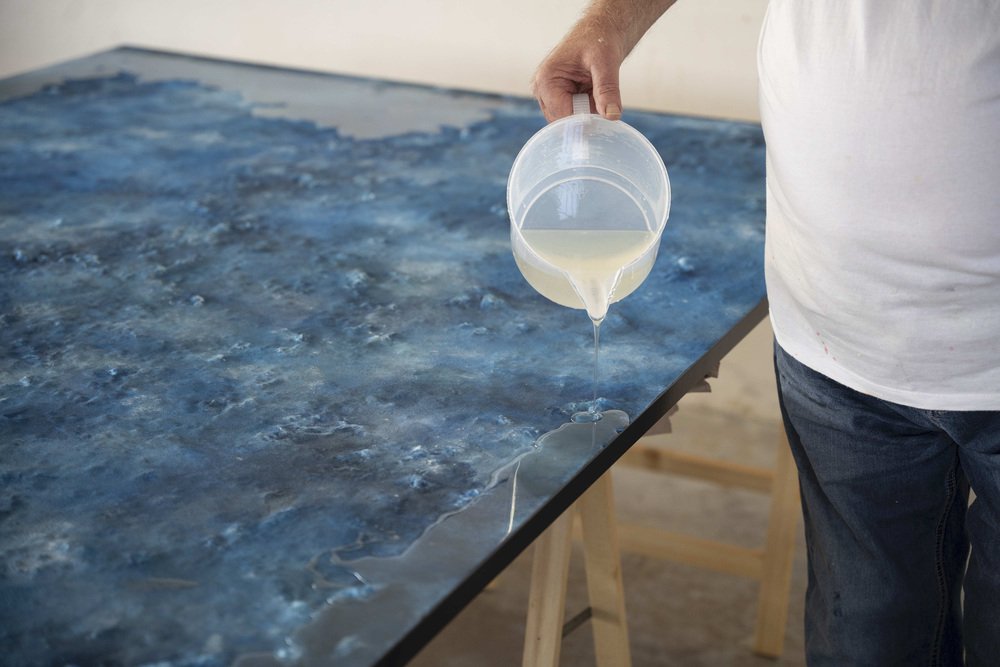 Asymmetrischer Tisch mit Metallbeinen und blauer Harzplatte von ...
