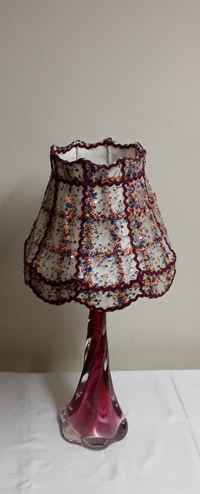 Belgische Tischlampe aus Glas mit Pailletten-Schirm von Christalleries ...