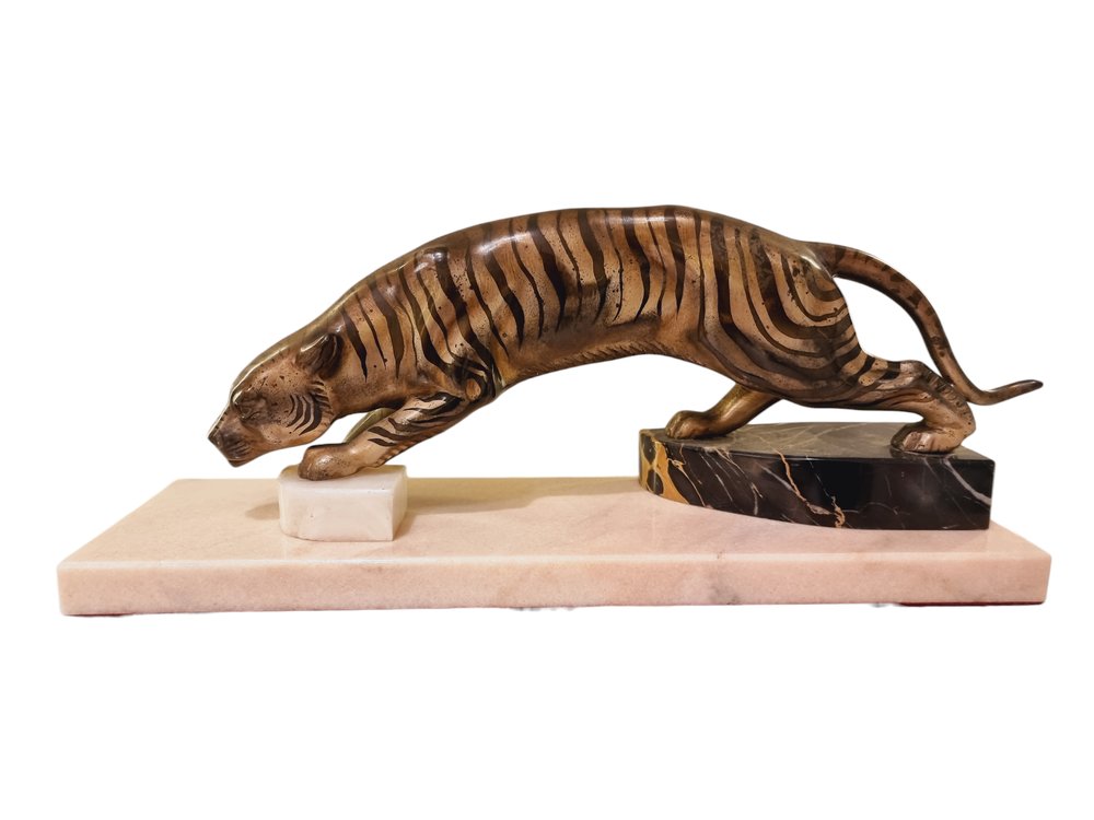 Art Deco Figure Pouncing Tiger, 1920s for sale at Pamono