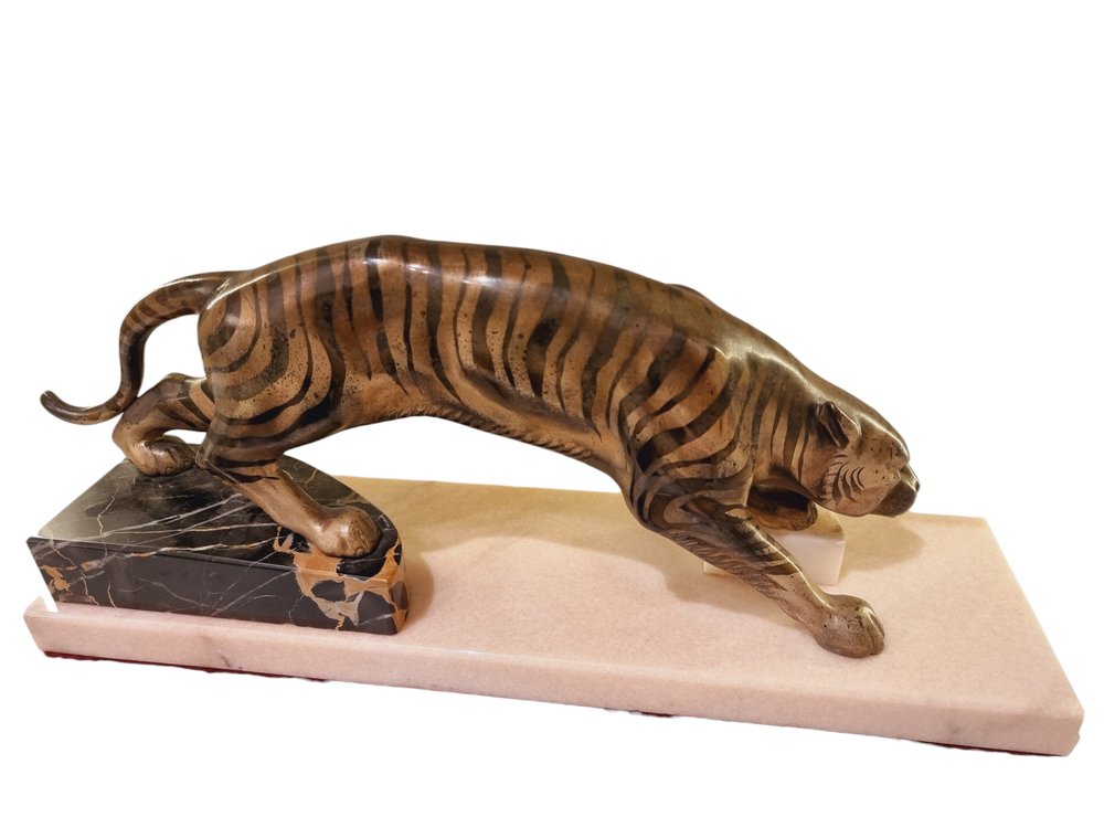 Art Deco Figure Pouncing Tiger, 1920s for sale at Pamono