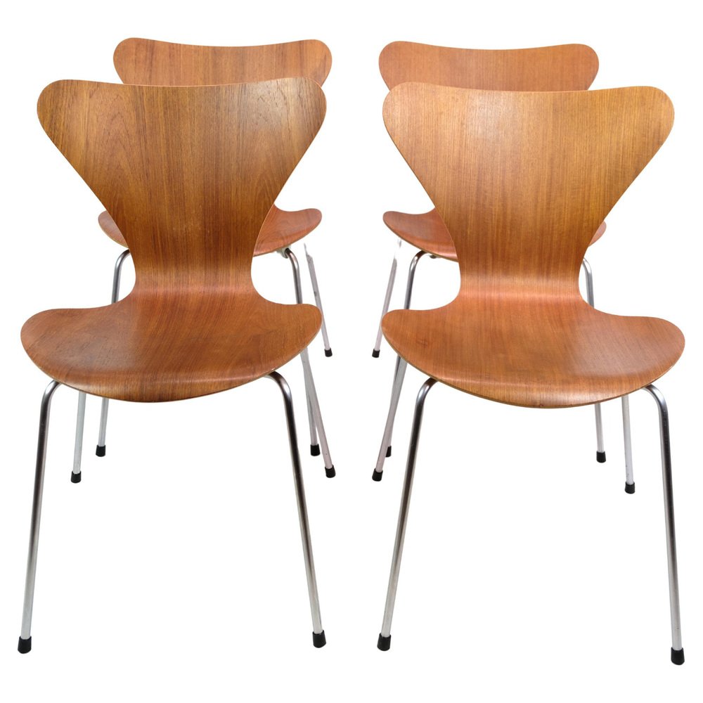 Sette sedie in legno di teak attribuite ad Arne Jacobsen e Fritz Hansen ...