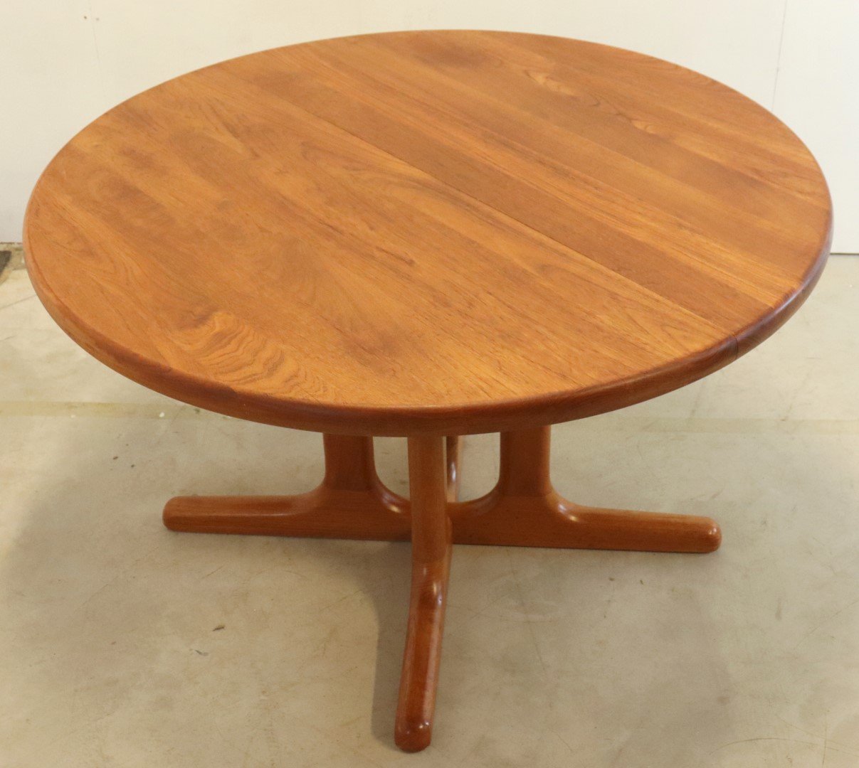 Vintage Round Table from Dyrlund for sale at Pamono