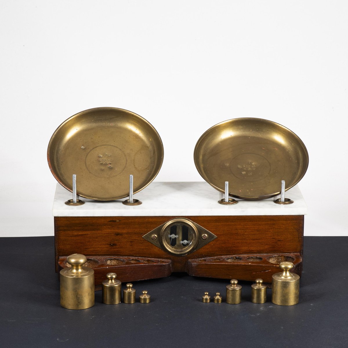 Vintage Scale in Brass-Plated Metal for sale at Pamono