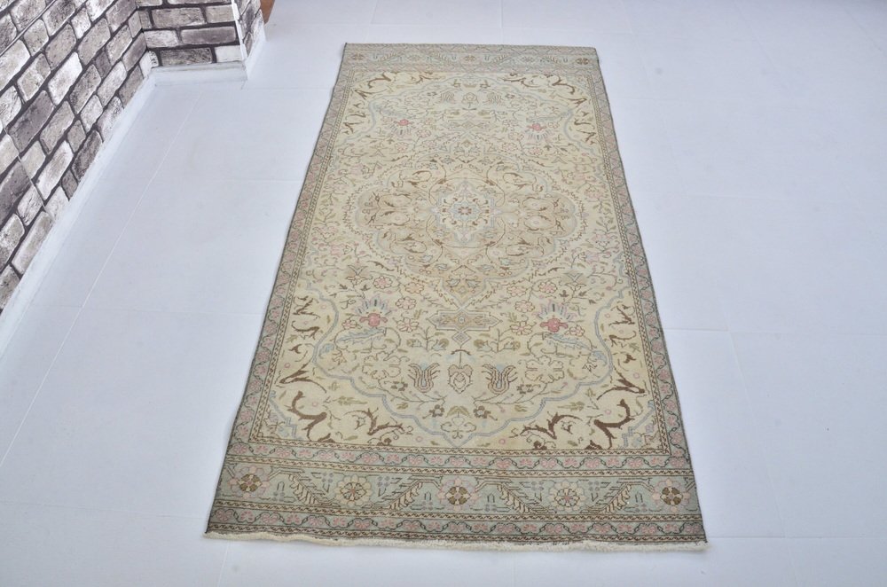 Turkish Vintage Wool Rug, 1960s for sale at Pamono