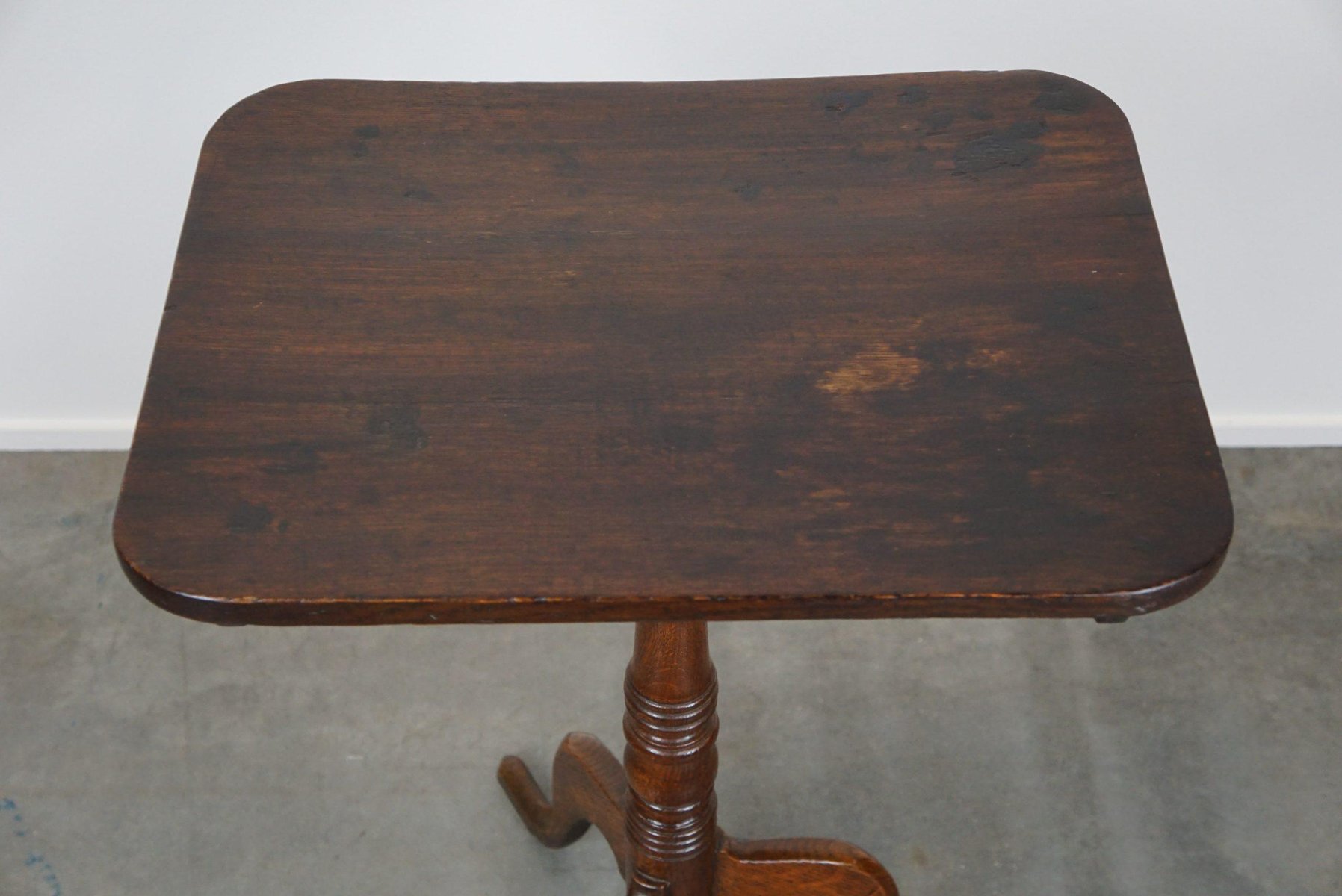 Antique English Tilt Top Side Table with a Square Sheet for sale at Pamono