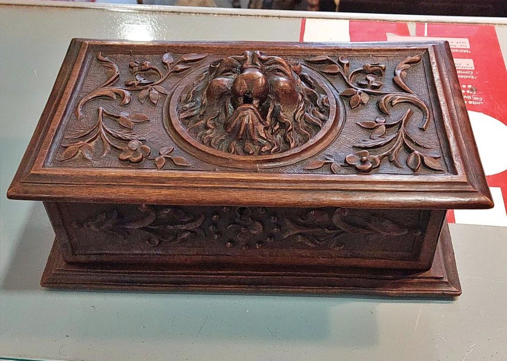 Italian Box in Carved Oak, 18th Century for sale at Pamono