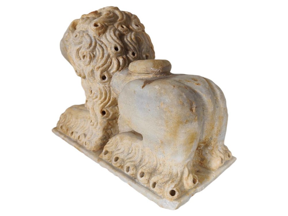 12th Century Italian Roman Marble Lion for sale at Pamono