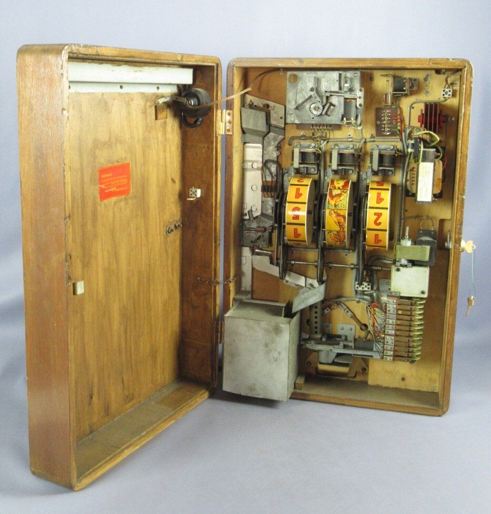 Derby Luxus Slot Machine from Theodor Bergmann & Co. Hamburg, Germany ...
