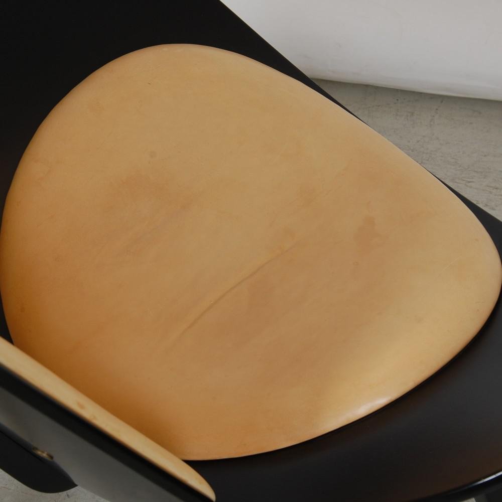 Black Shell Chair in Natural Leather by Hans Wegner, 2000s for sale at ...