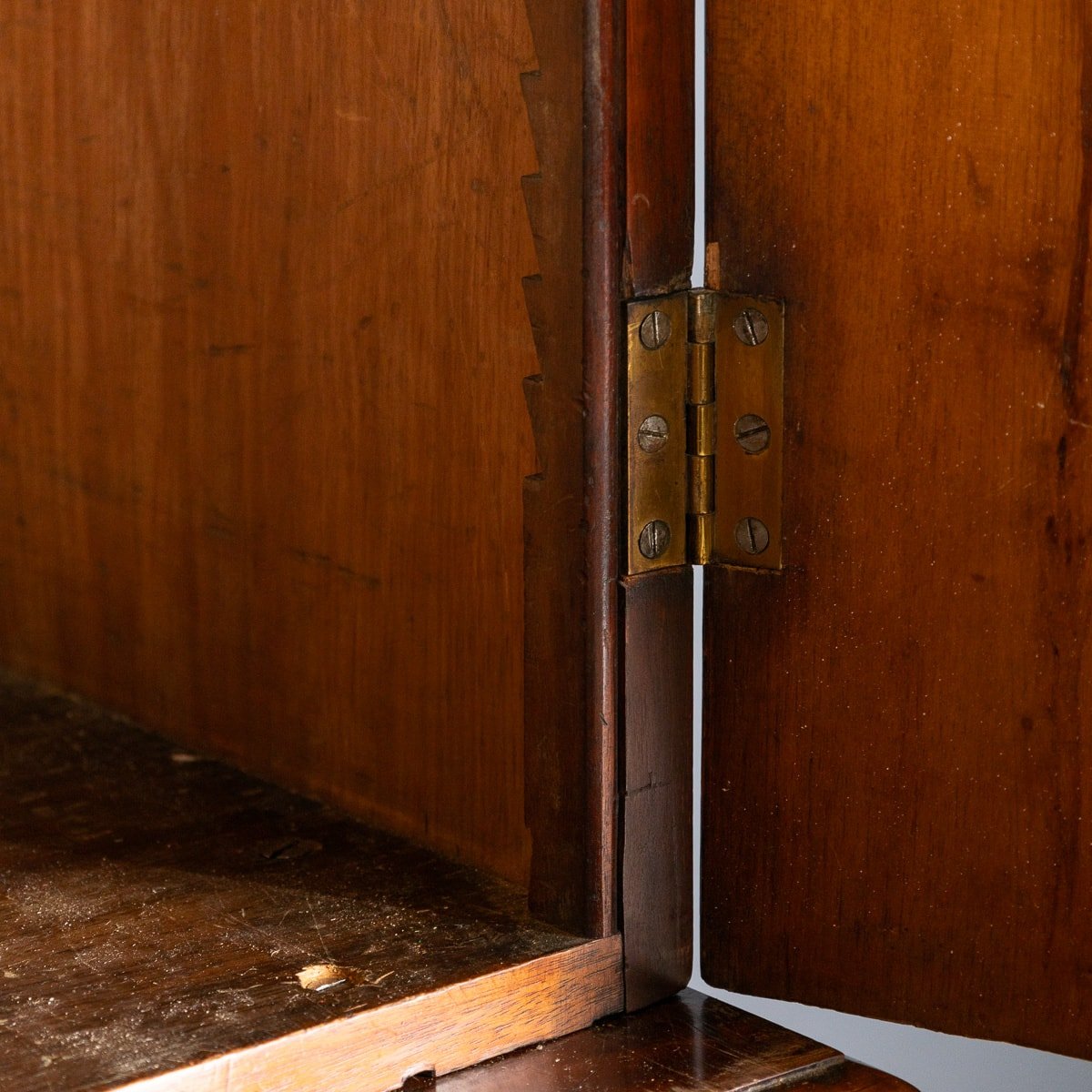 Victorian Mahogany Gun Shop Display Cabinet, 1880s for sale at Pamono