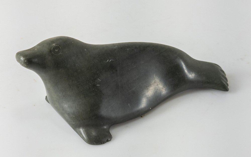 Native American Indian Inuit Serpentine Seal Carving for sale at Pamono