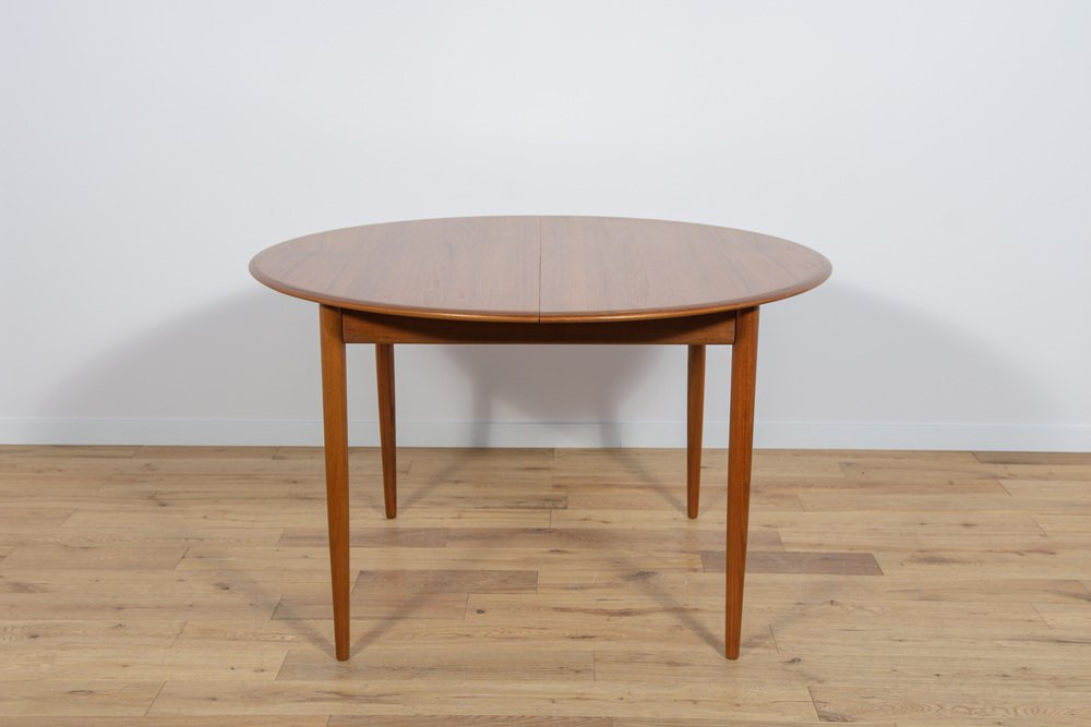 Mid-Century Danish Round Dining Table in Teak, 1970s for sale at Pamono