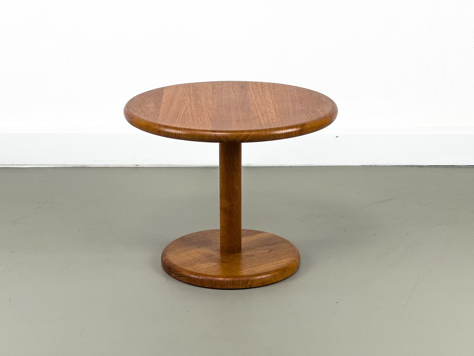 Vintage Round Teak Side Table from Dyrlund, 1970s for sale at Pamono