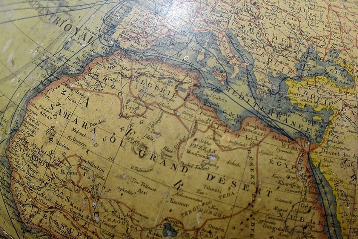 Vintage World Map Globe, 1920s for sale at Pamono