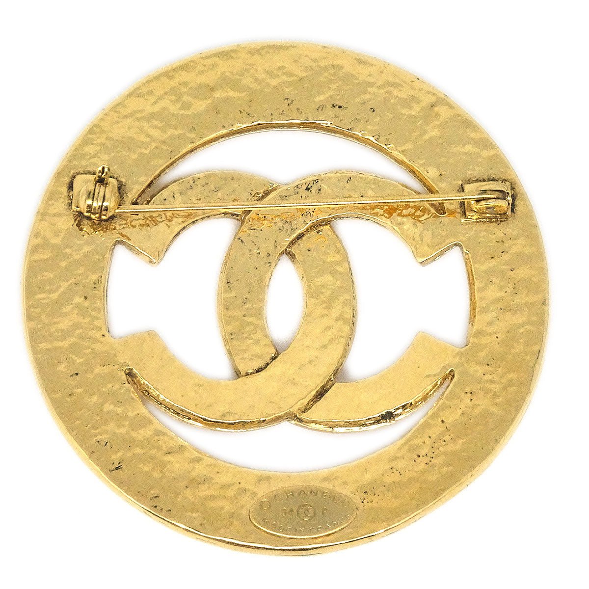 CC Cutout Brooch Gold from Chanel, 1994 for sale at Pamono