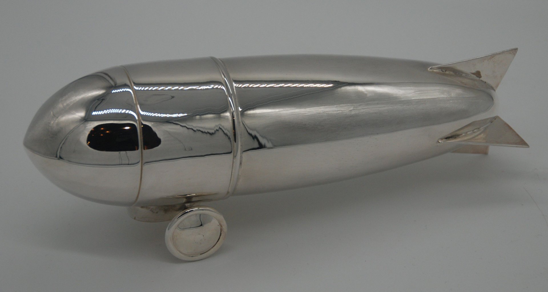 Zeppelin Shaker in Silver-Plating for sale at Pamono