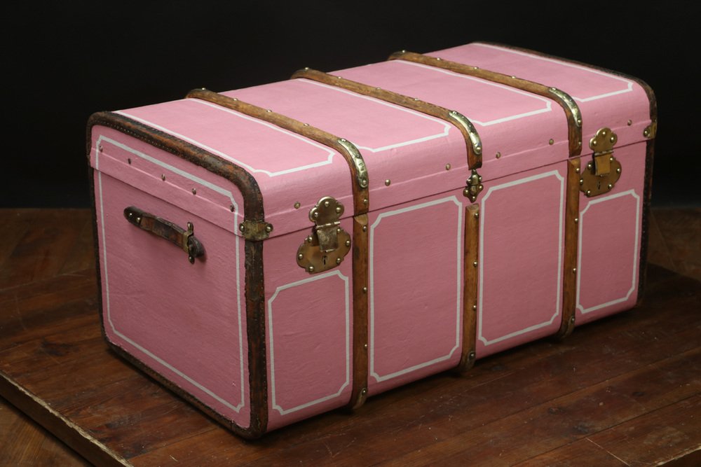 Pink Curved Mail Trunk, 1920s for sale at Pamono