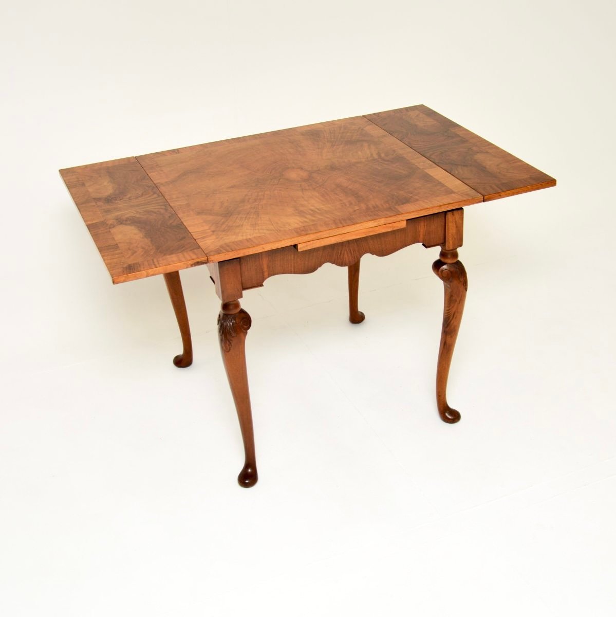 Antique Figured Walnut Draw Leaf Dining Table, 1920s for sale at Pamono