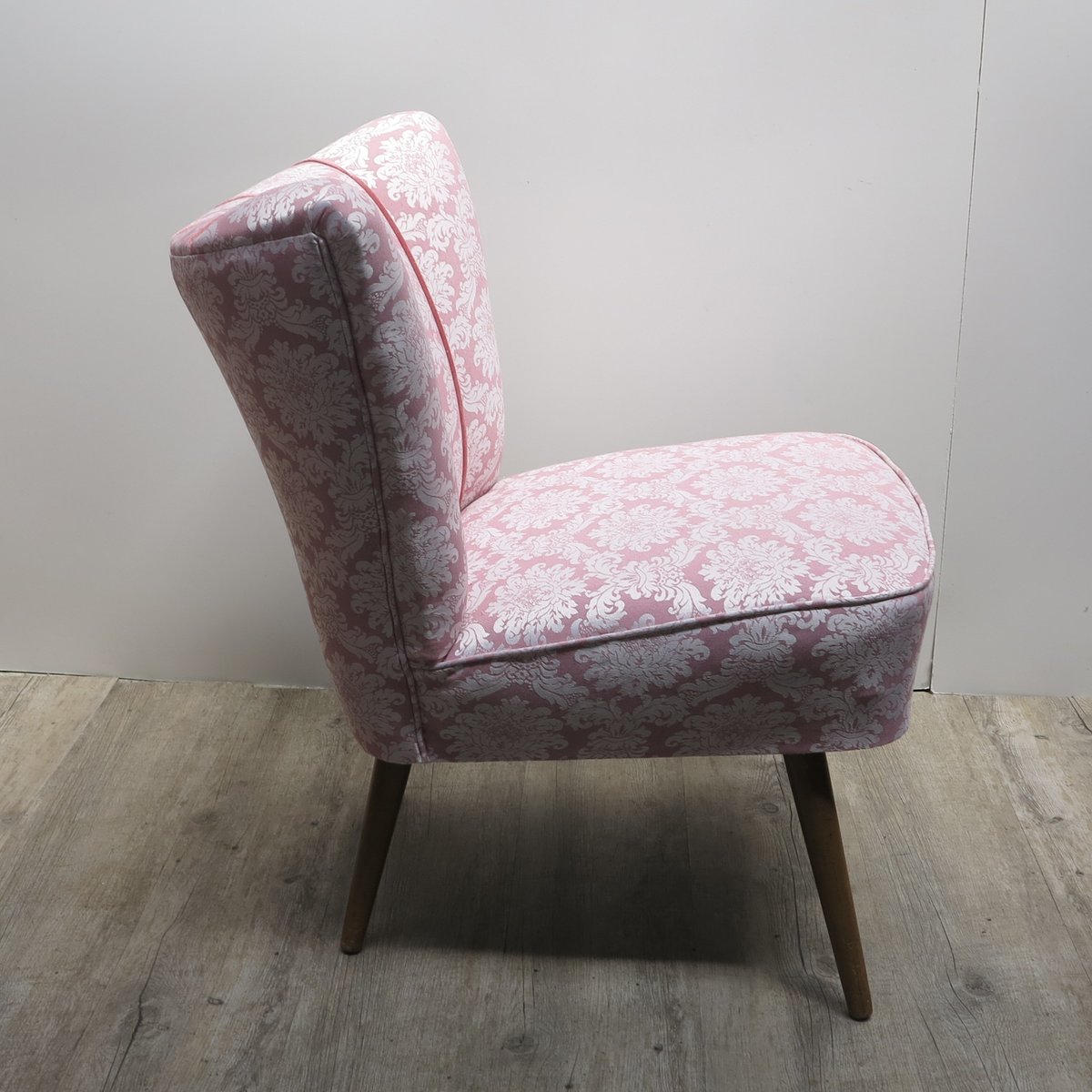 Vintage Pink Cocktail Chair mit Holzbeinen bei Pamono kaufen