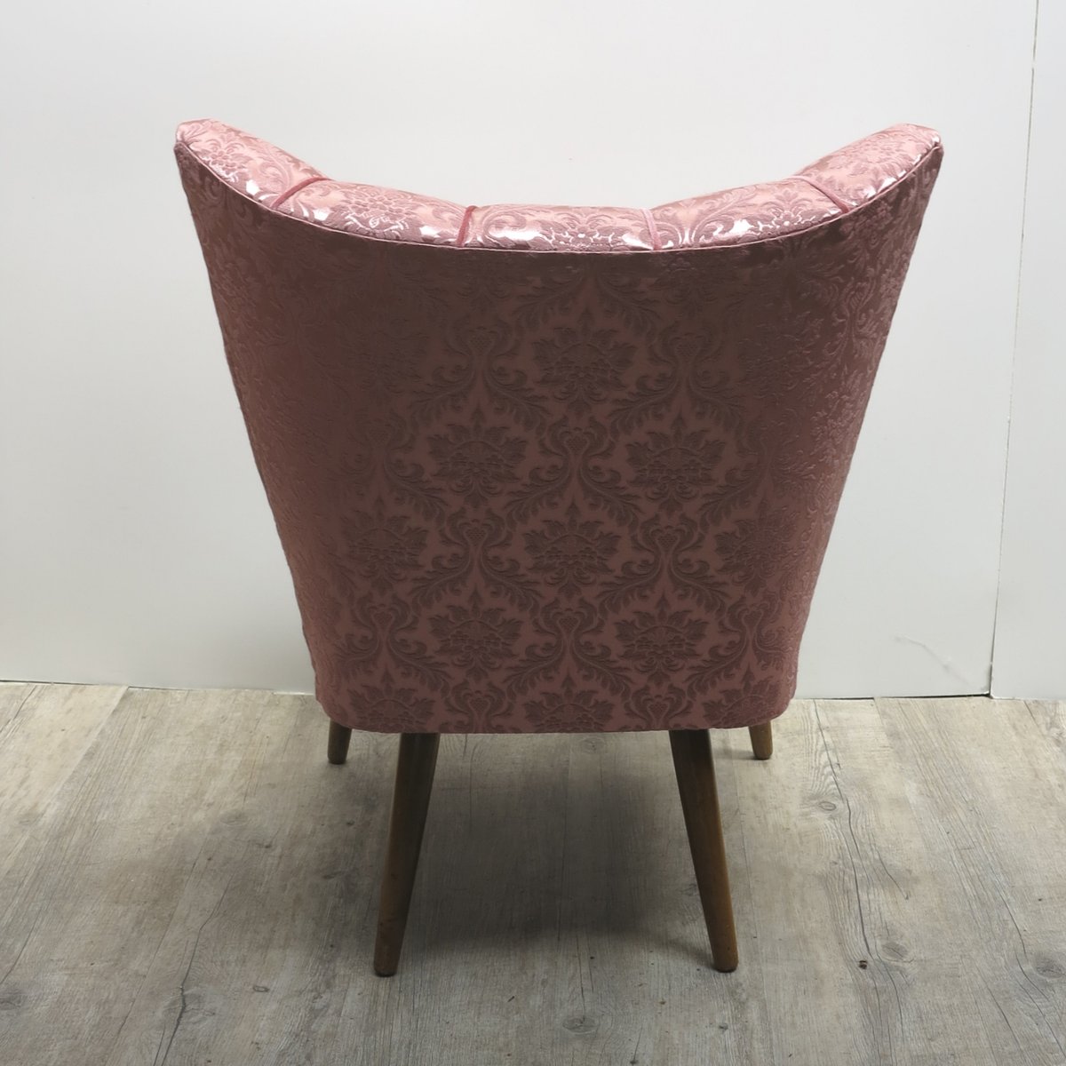 Mid-Century Pink Cocktail Chair with Slanted Legs for sale at Pamono