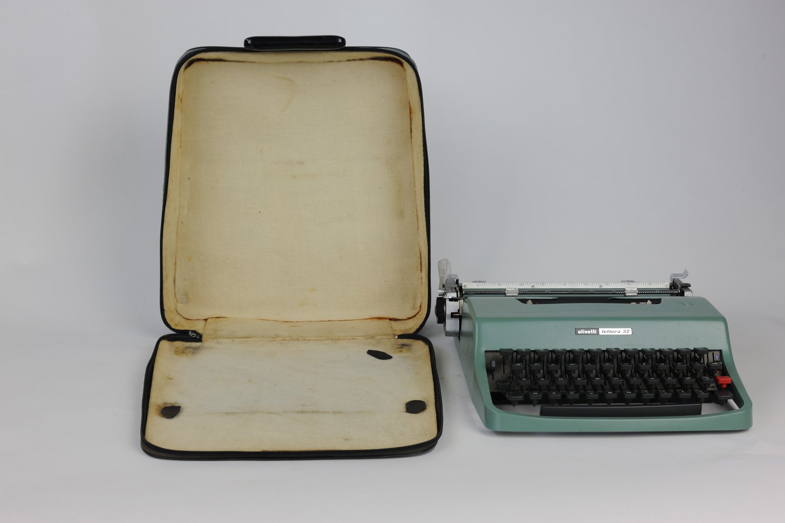 Olivetti Letter 32 Typewriter, 1970s for sale at Pamono
