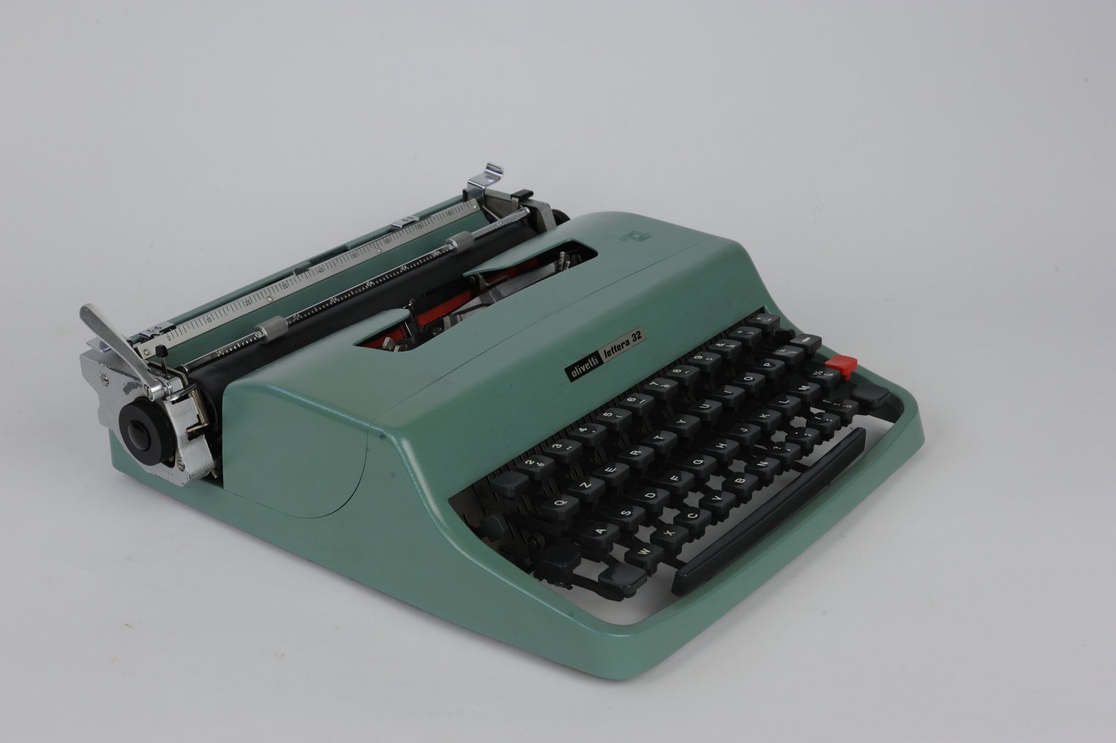 Olivetti Letter 32 Typewriter, 1970s for sale at Pamono