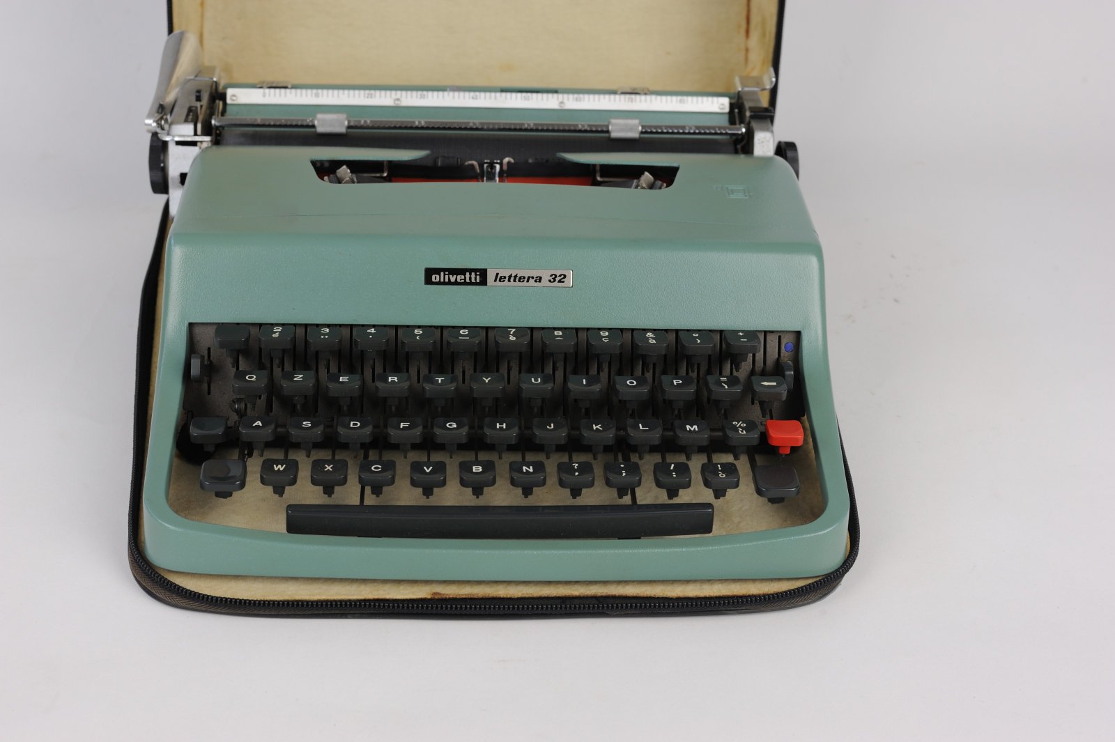 Olivetti Letter 32 Typewriter, 1970s for sale at Pamono