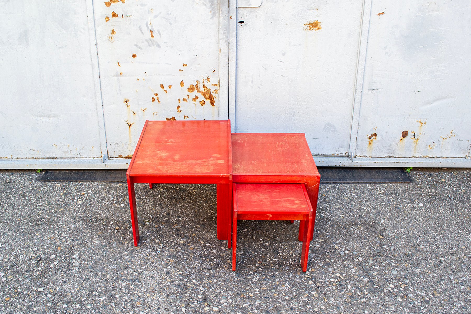 Tavoli impilabili nr. 777 rossi di Tobia & Afra Scarpa per Cassina ...