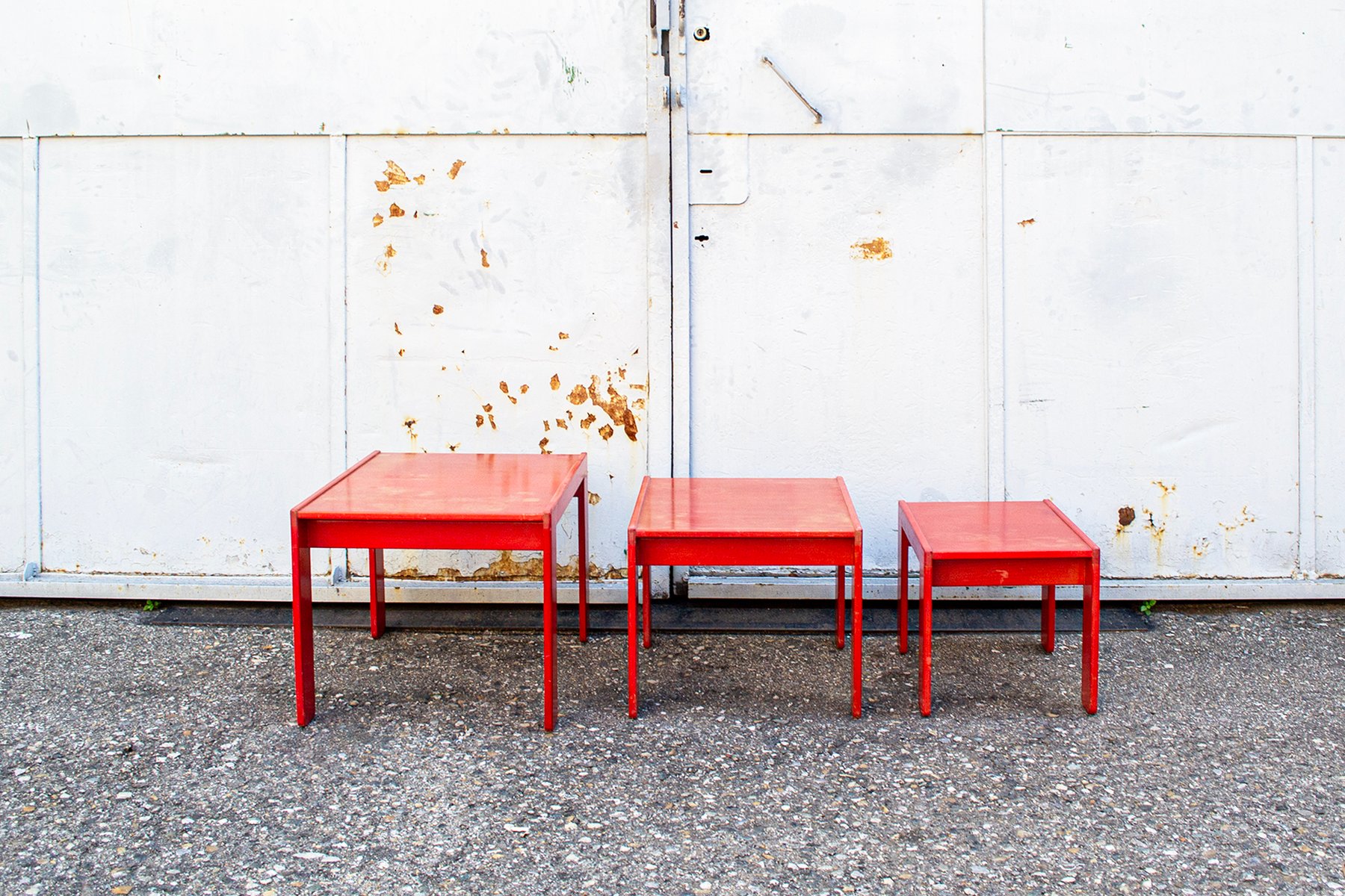 Tavoli impilabili nr. 777 rossi di Tobia & Afra Scarpa per Cassina ...