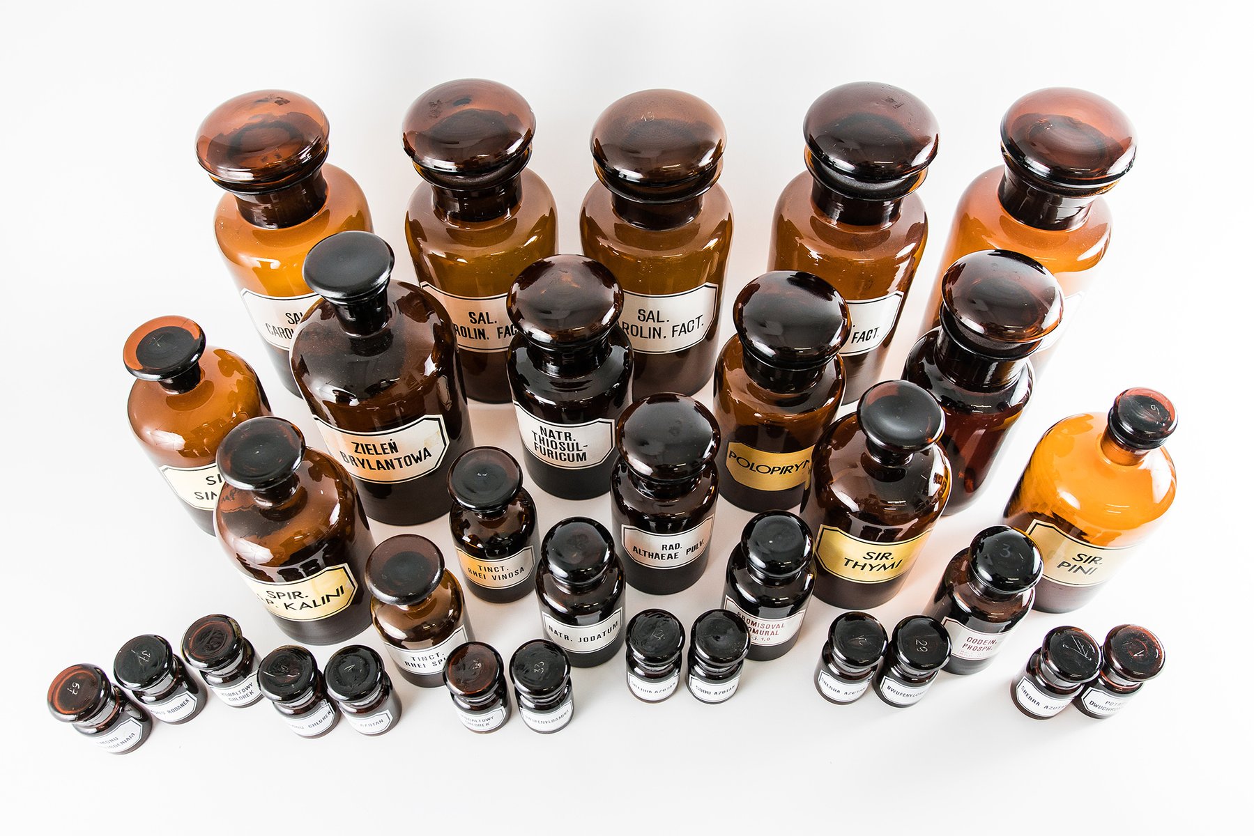 Vintage Amber Pharmacy Bottles, 1950, Set of 32 for sale at Pamono