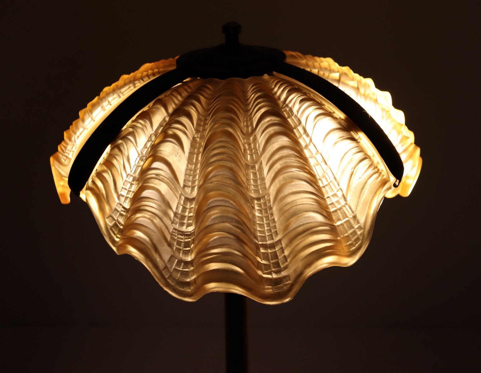 Italian Shell-Shaped Floor Lamp, 1970s for sale at Pamono