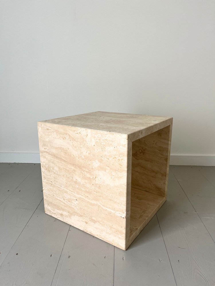 Geometrischer kubischer Beistelltisch aus Travertin, 20. Jh., Italien ...