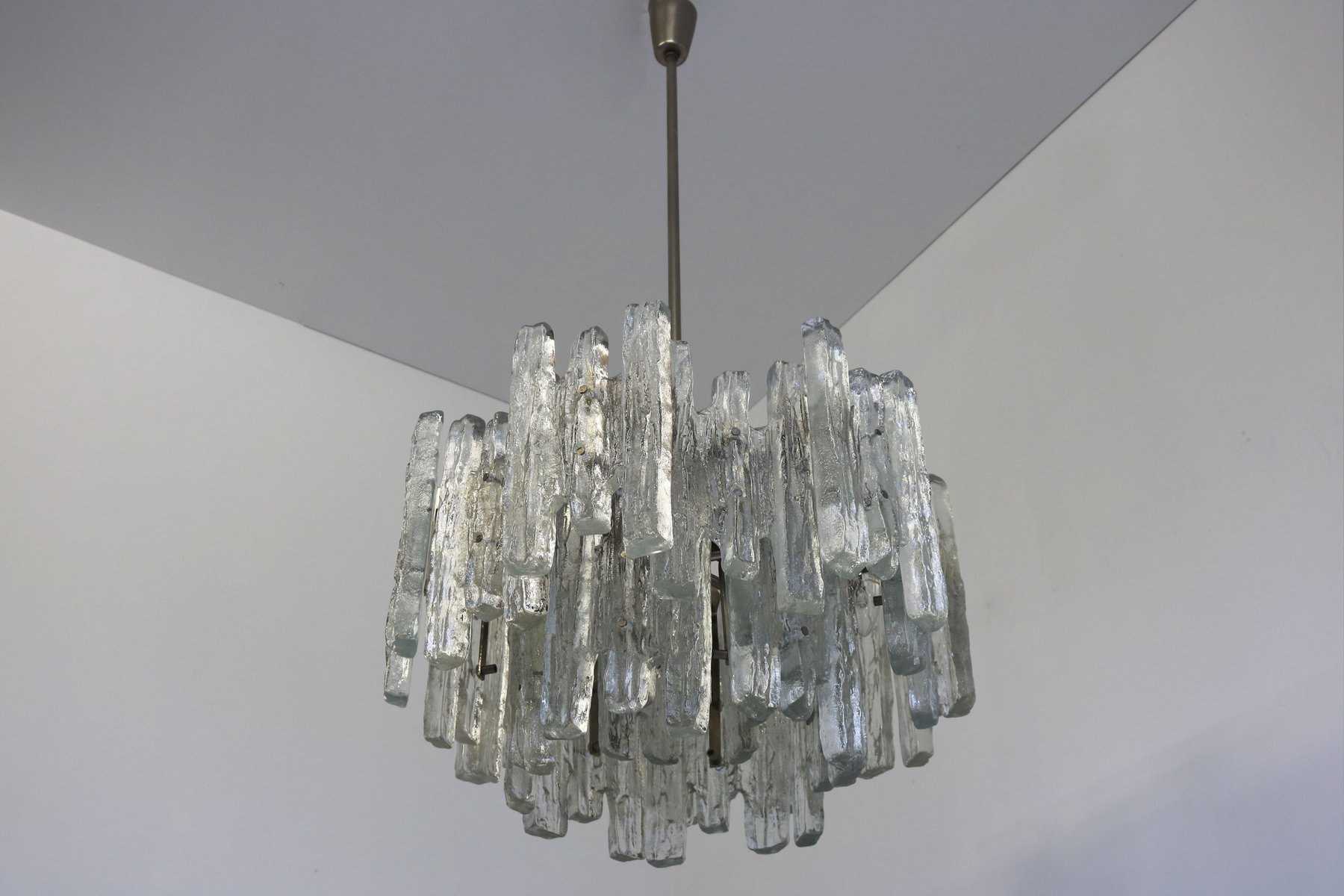 Grand Lustre Mid-Century Moderne en Verre Givré de JT Kalmar, 1960s en ...