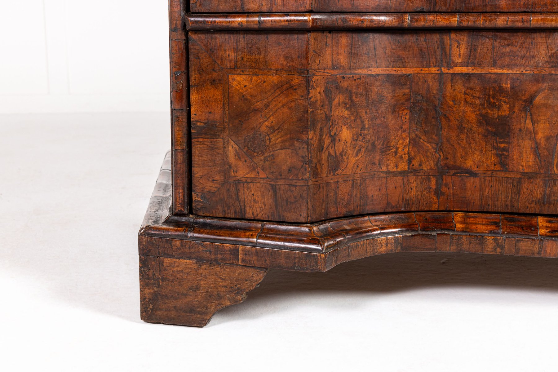 18th Century Italian Walnut Serpentine Commode for sale at Pamono